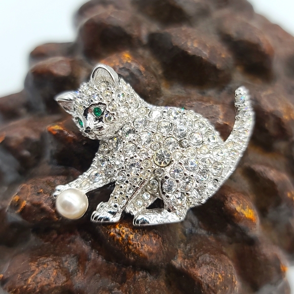 Swarovski | Jewelry | Swarovski Pave Crystal Cat W Pearl Ball Emerald ...